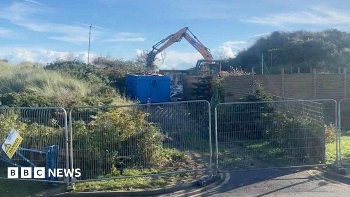 Hemsby: Demolition begins on home close to cliff edge - BBC News