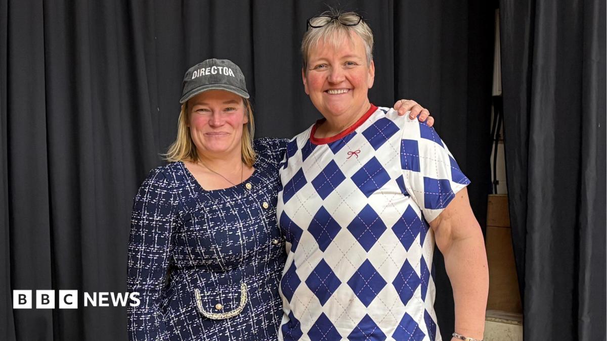 Great Ouseburn amateur dramatic group aim to bring panto back - BBC News