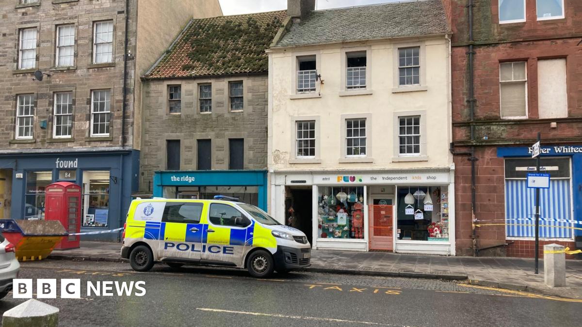 Man, 37, dies after fire at flat on Dunbar High Street - BBC News