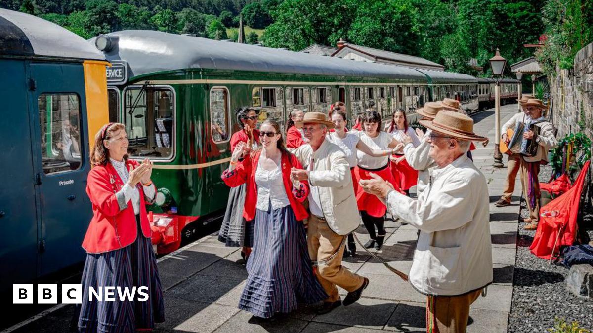 'Joy' of Manx dance showcased at Welsh festival - BBC News