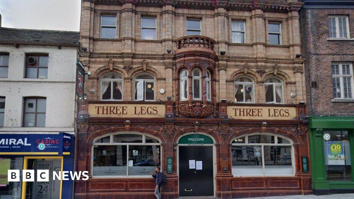 Three Legs pub in Leeds keeps licence despite violence - BBC News