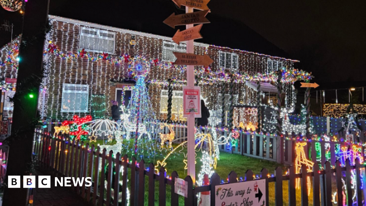 Nuthall: Family plans 'one last year' of Christmas lights - BBC News