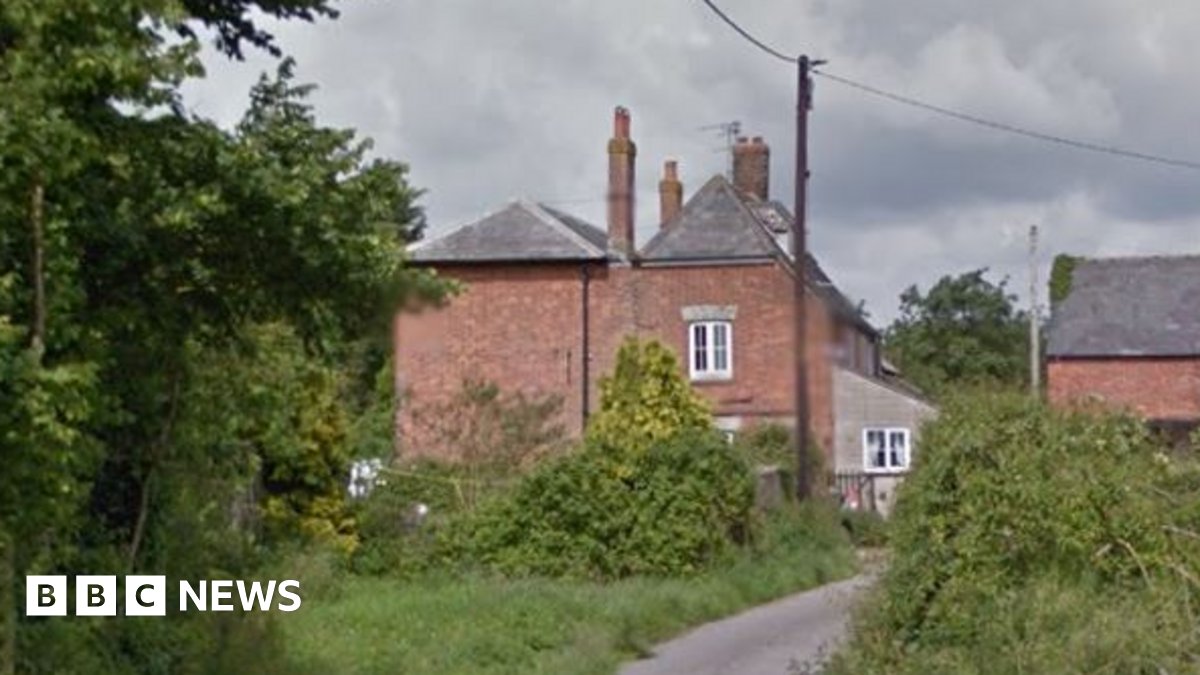 Cottages near Swindon housing development could be demolished - BBC News