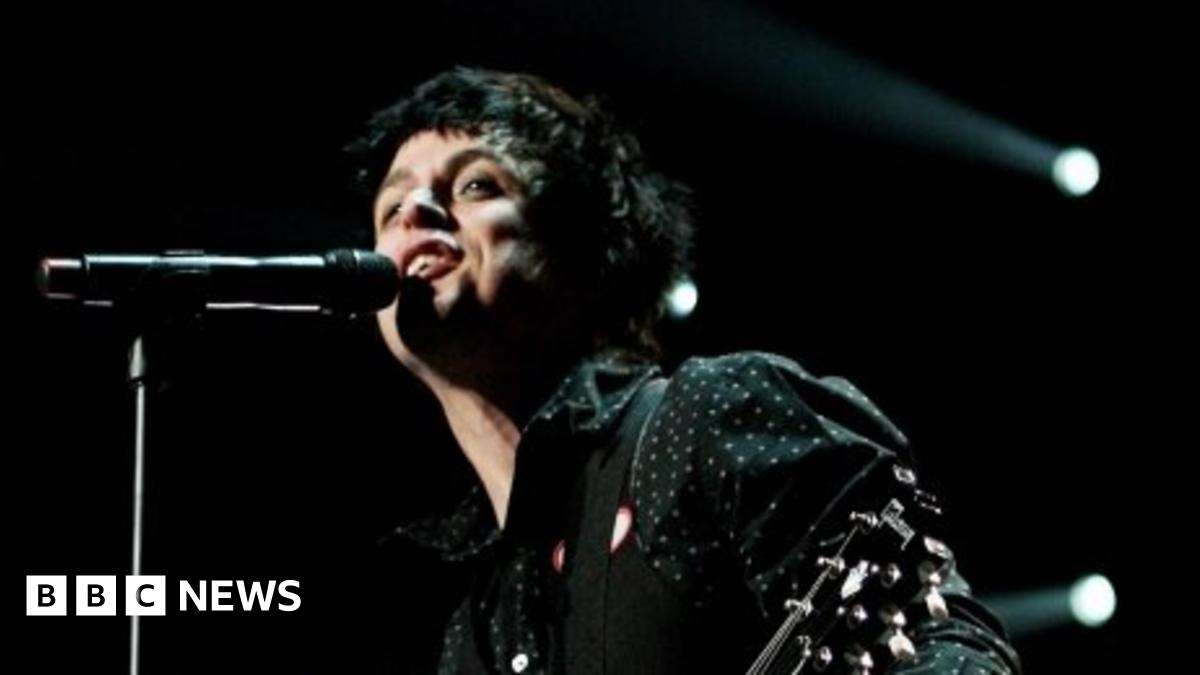 Green Day launch Rock Band video game - BBC News