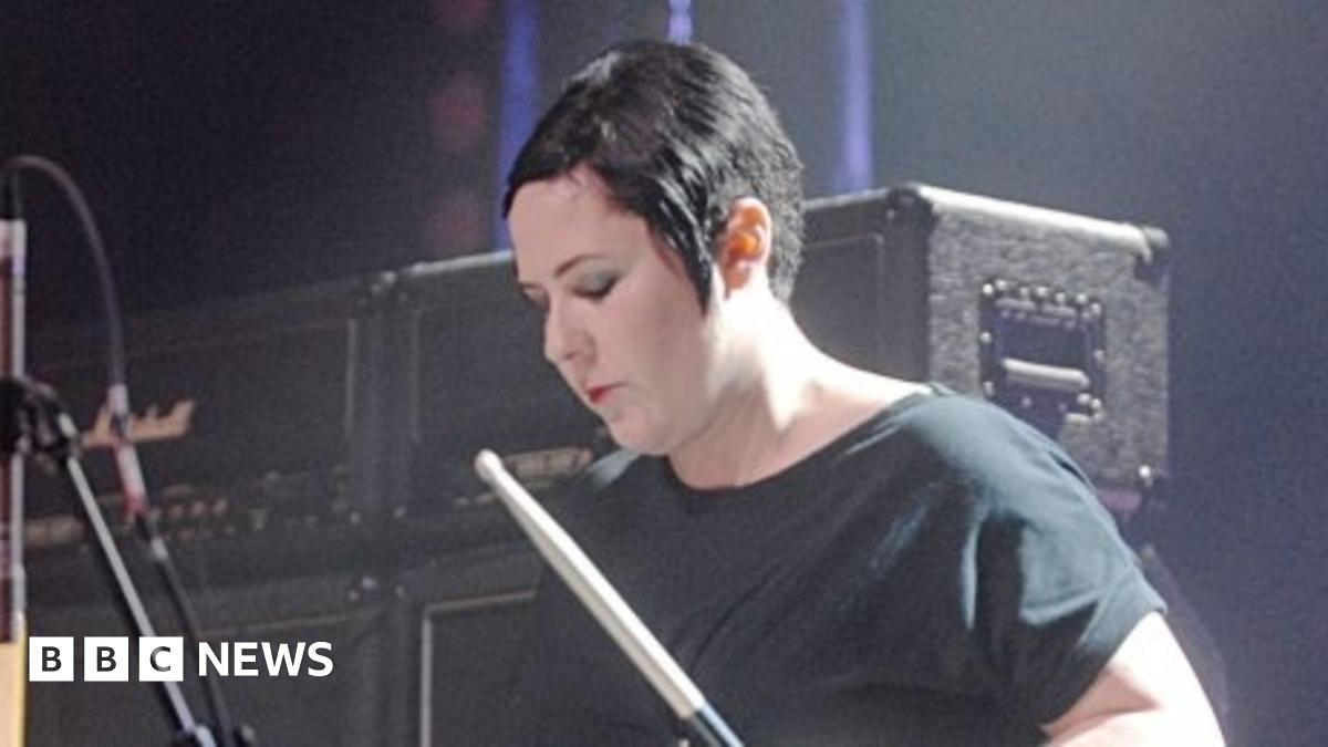 Glasvegas 'sad' as drummer quits - BBC News