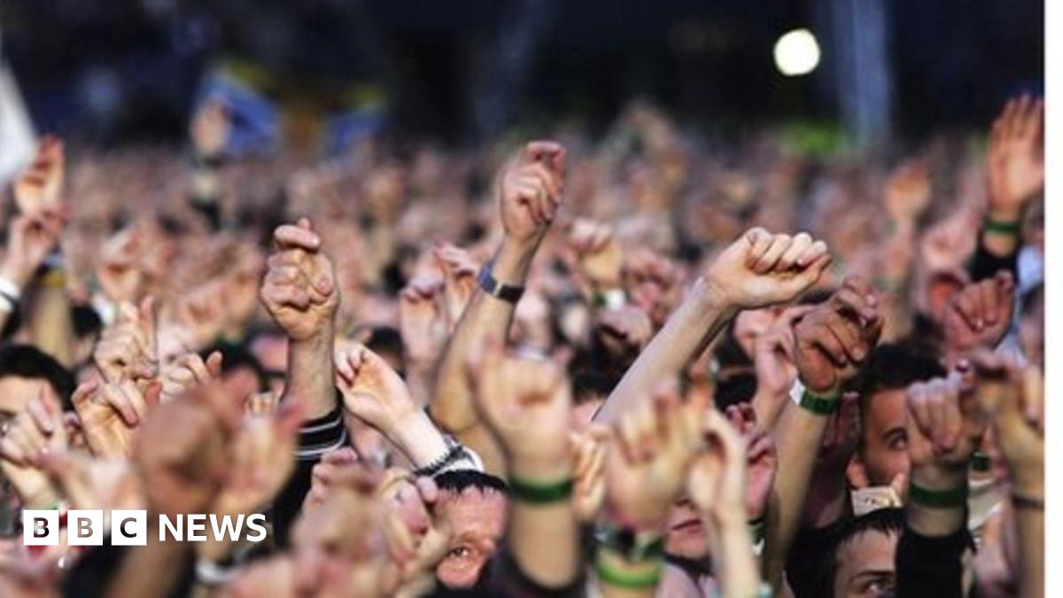 'Professional resellers' target fans market - BBC News