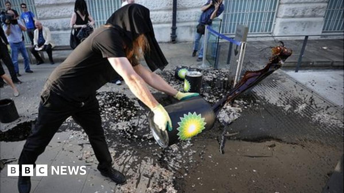'Oil slick' protest against BP at the British Museum - BBC News