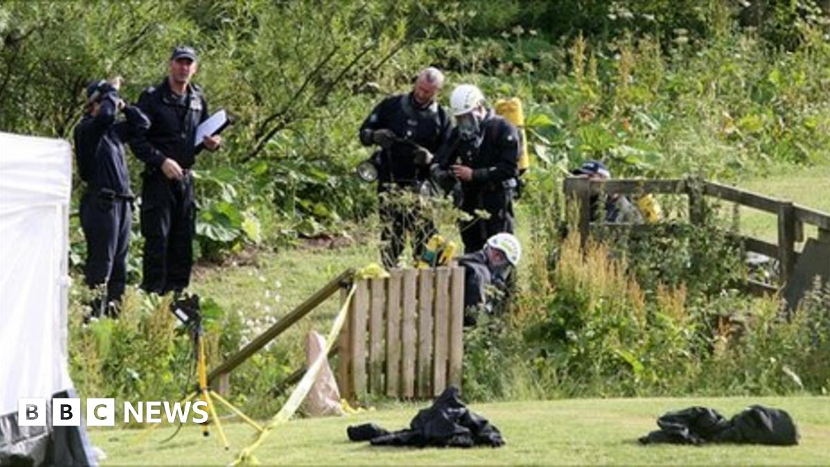 Brother claims police refused offer in Moat stand-off - BBC News