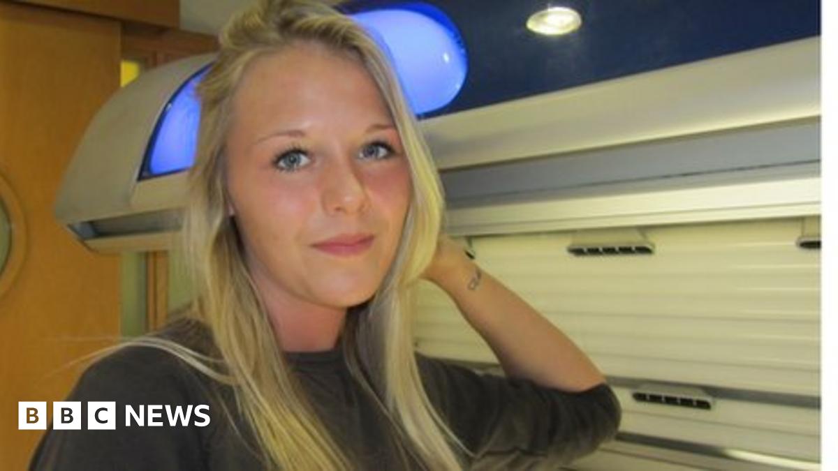 Sunbed lovers are 'risking their eyesight' - BBC News