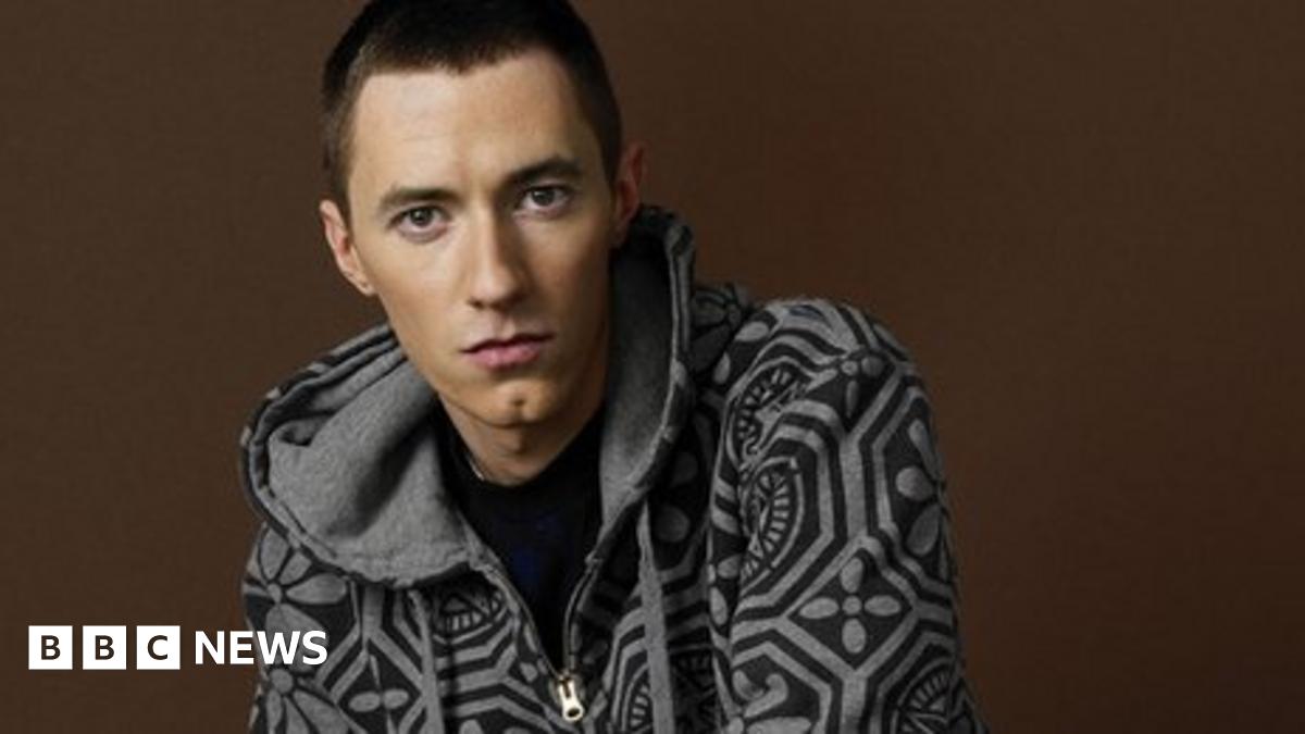 1Xtra DJ Benji B takes over from Mary Anne Hobbs - BBC News