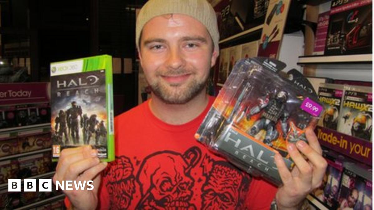 Gamers queue for new Halo release - BBC News