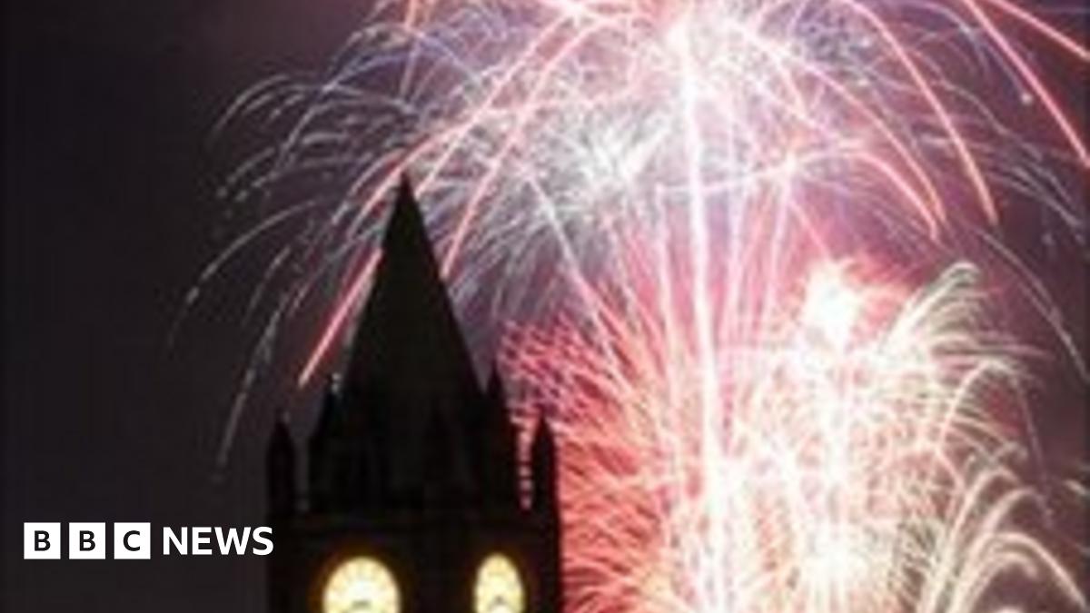 Thousands attend Halloween celebrations in Derry - BBC News