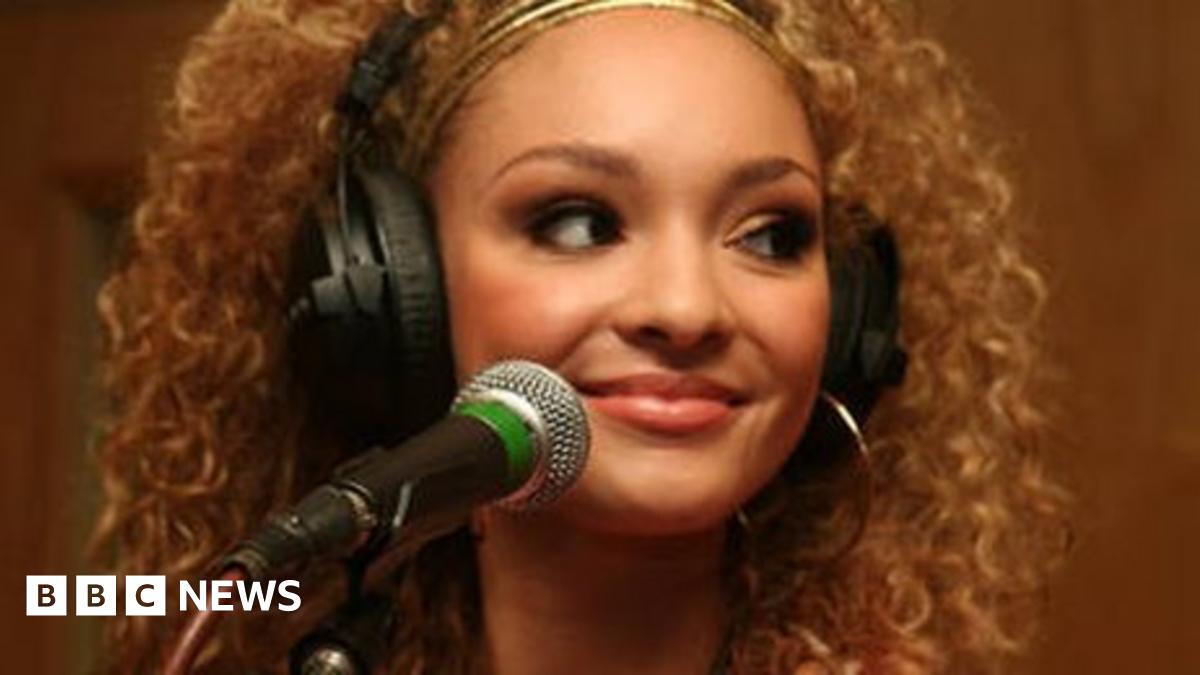 Pop band Mini Viva split saying 'time was up' - BBC News