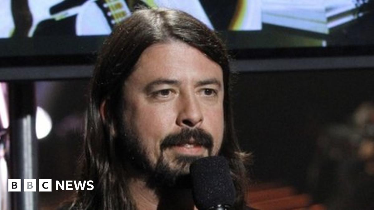 Foo Fighters' Dave Grohl crowned NME 'godlike genius' - BBC News
