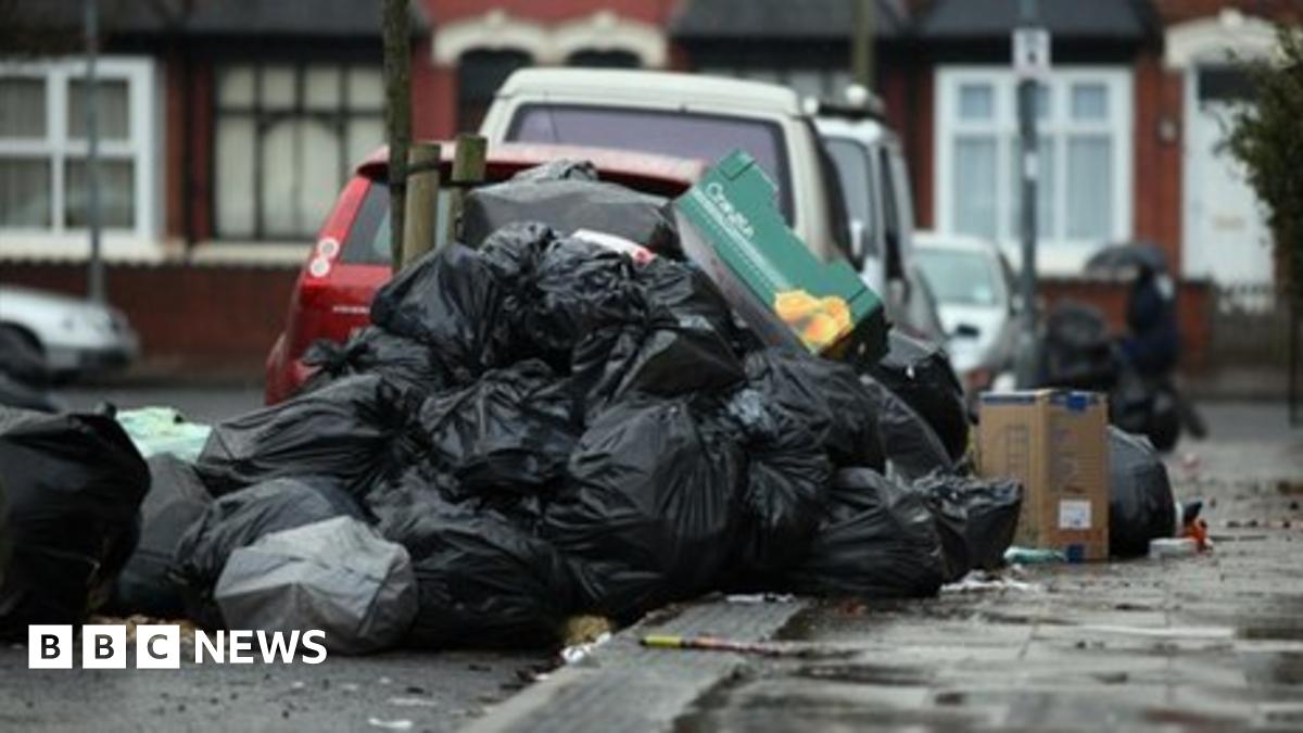 Private waste firms clearing up after Christmas break - BBC News