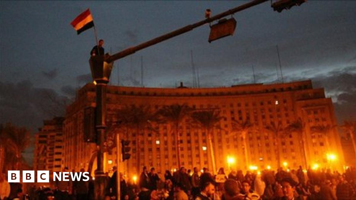 Egypt unrest: Protesters hold huge Cairo demonstration - BBC News