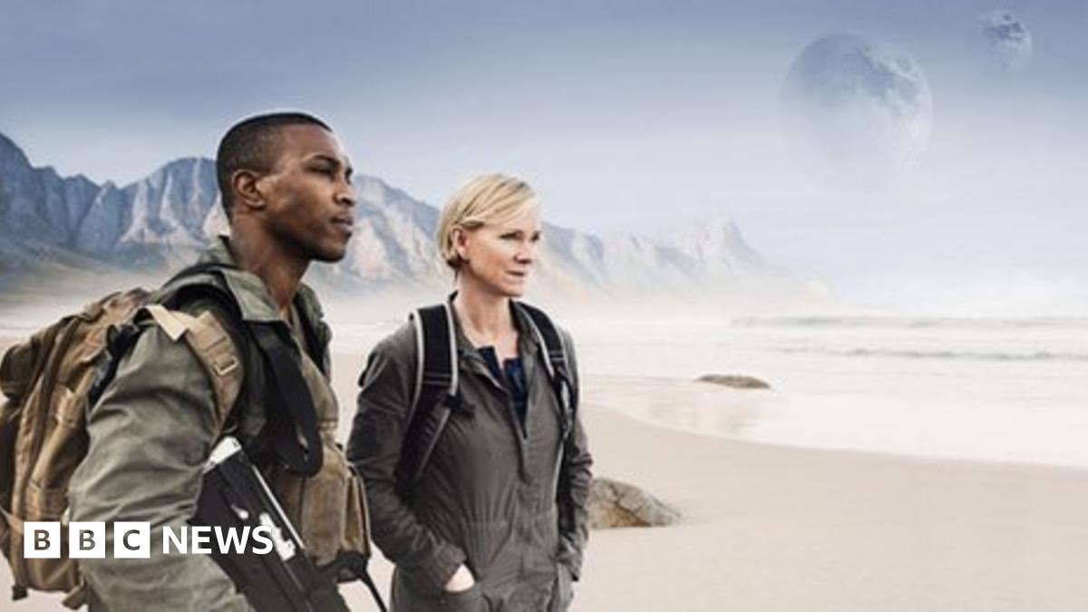 Outcasts: Star of new BBC sci-fi reveals show's secrets - BBC News
