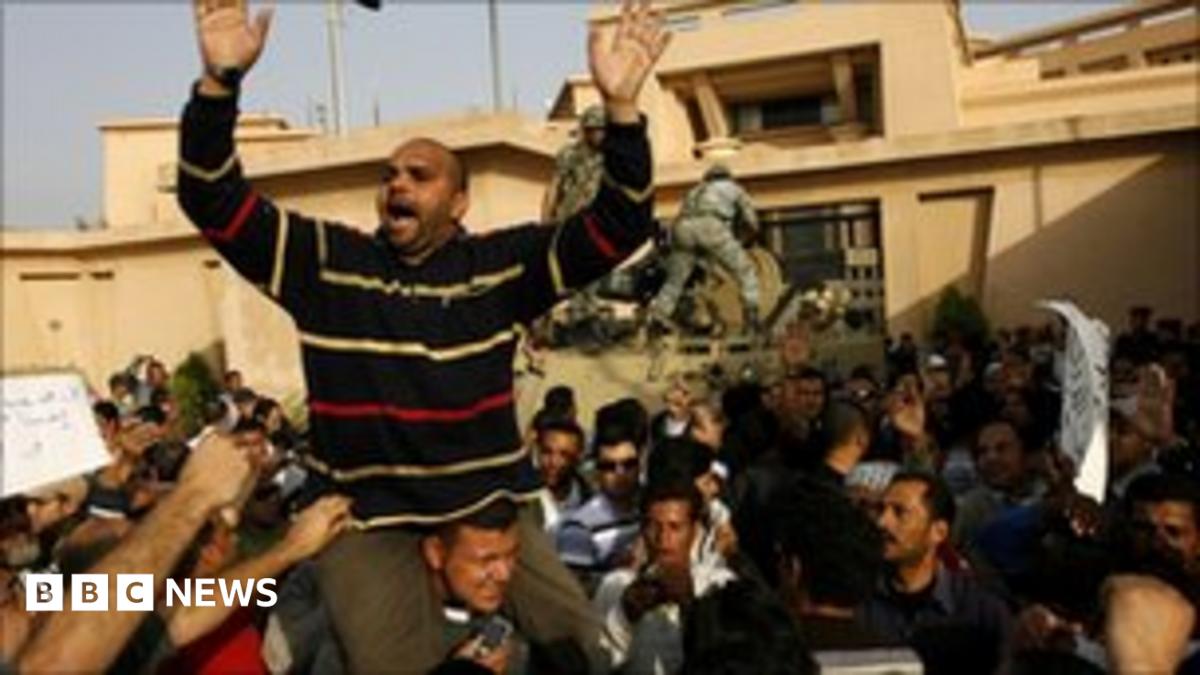 Egypt: Protesters raid on Cairo state security HQ - BBC News