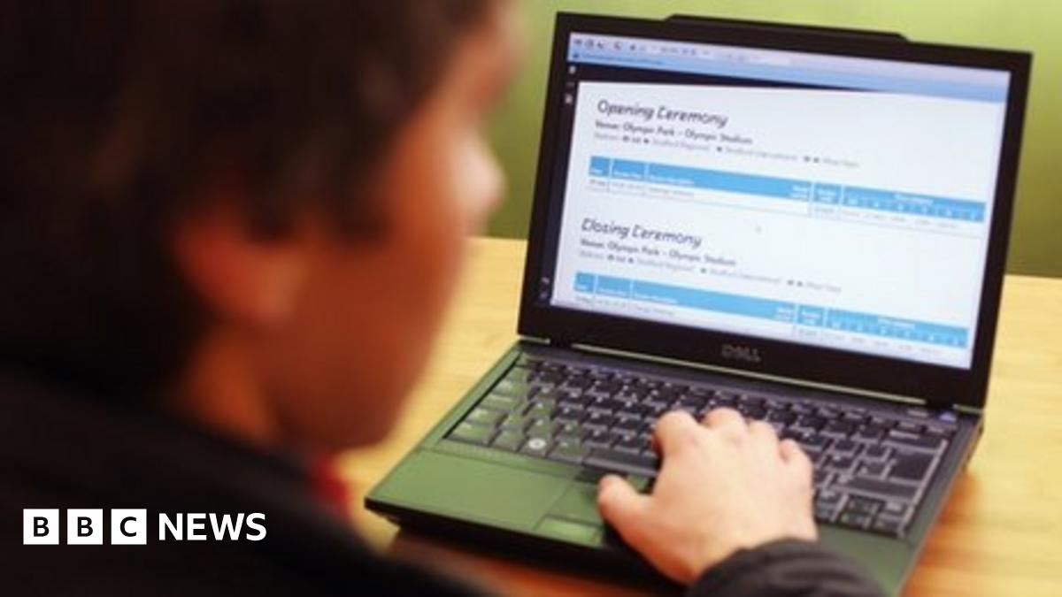 Free Wi-Fi hotspots to double as O2 improves network - BBC News