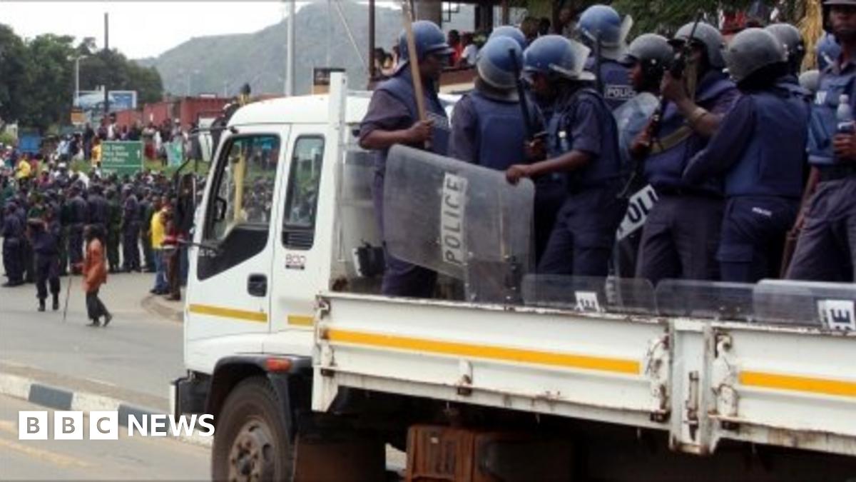Swaziland police disperse Manzini democracy activists - BBC News