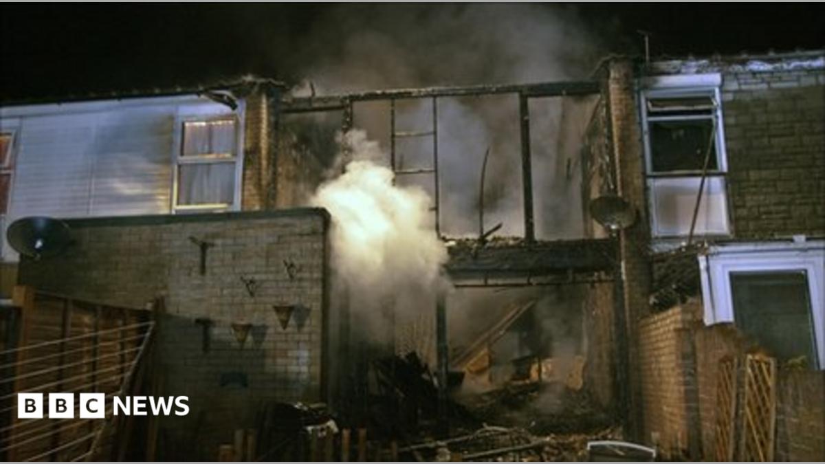 Four taken to hospital after Waterlooville fire - BBC News