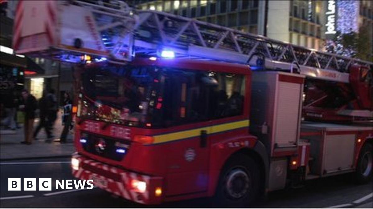 Lewisham flat fire: Police treat cause as suspicious - BBC News