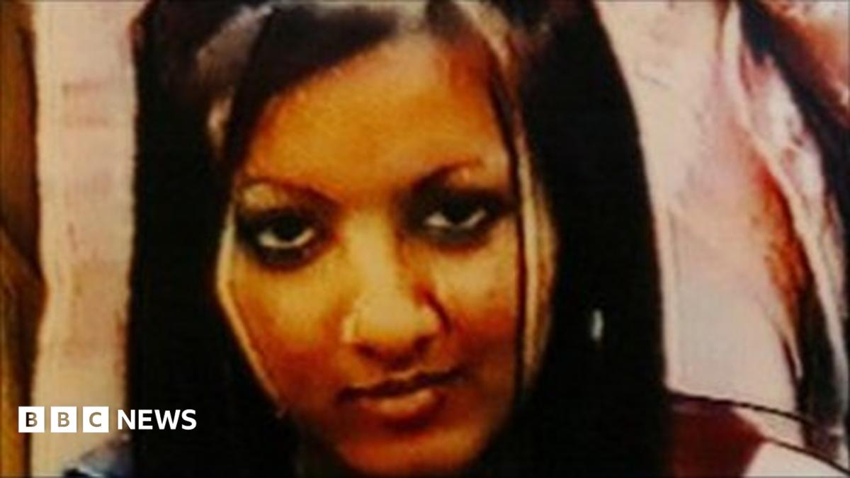 Shafilea Ahmed's sister Alisha admits robbing family - BBC News