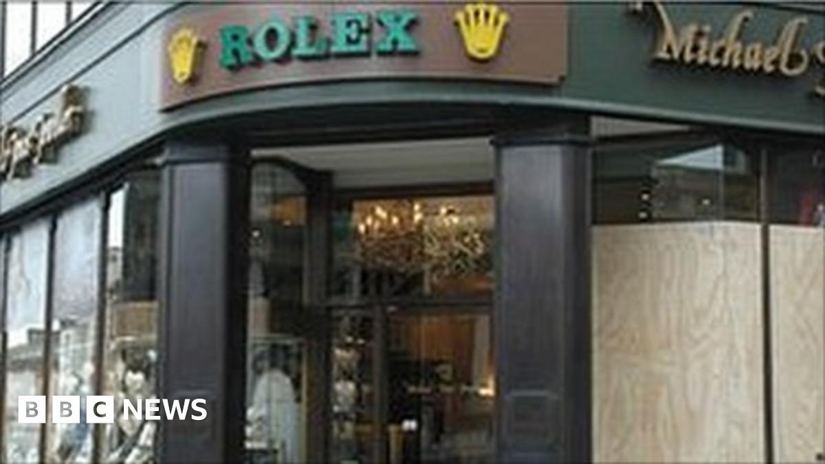 Northamptonshire 'Supergran' Ann Timpson honoured for bravery - BBC News