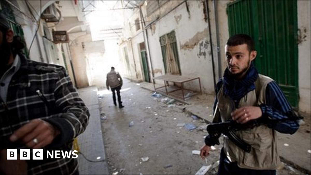 Libya conflict: Gaddafi 'cluster bombing Misrata' - BBC News