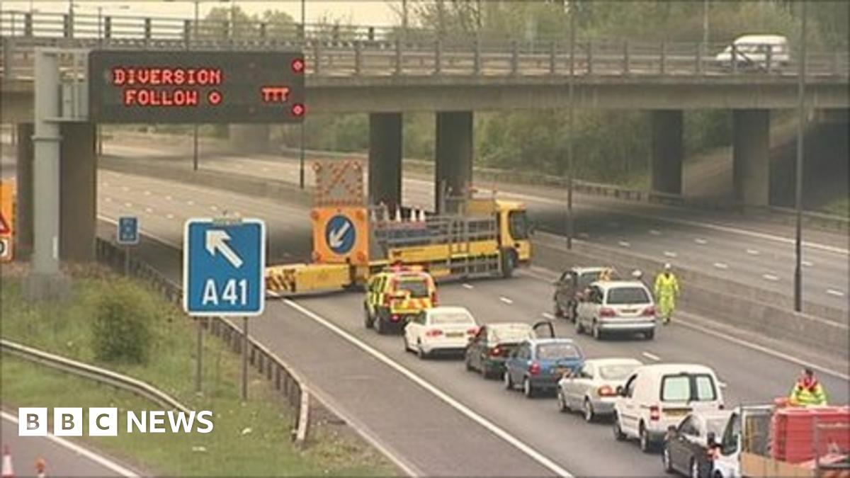 M1 closure affects FA Cup semis and London Marathon - BBC News