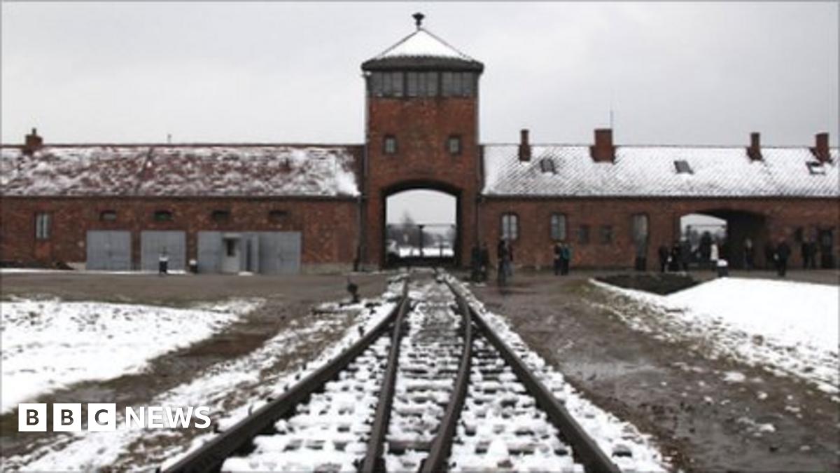 Moon and star: A journey to Auschwitz - BBC News