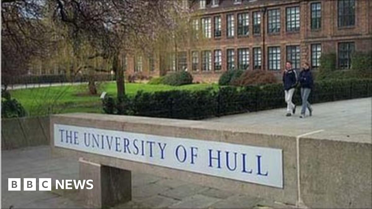 Hull University to charge maximum £9,000 tuition fees - BBC News