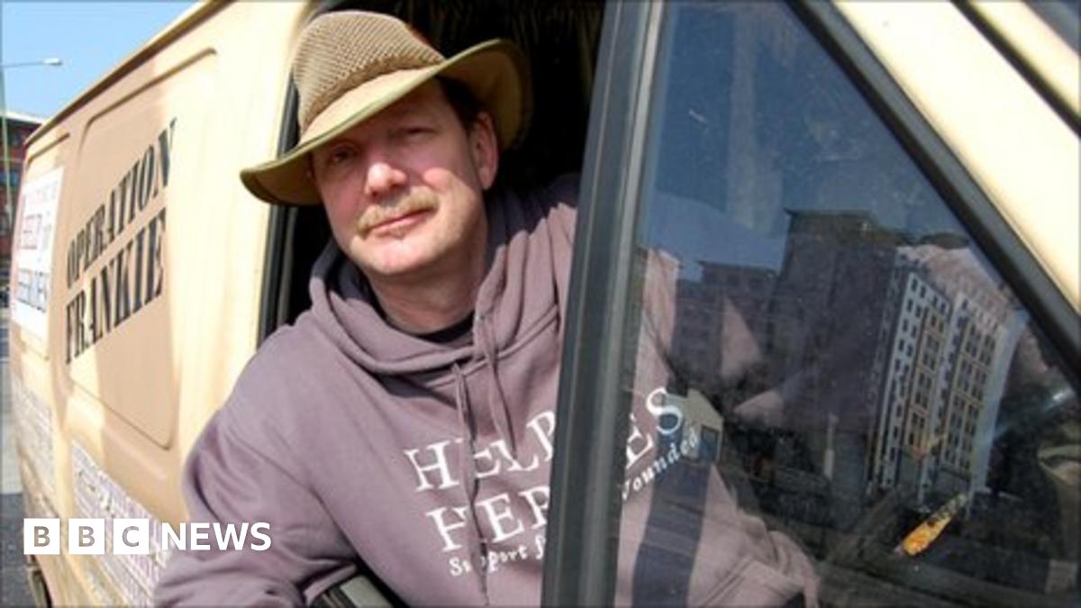 Singer Frankie Martin completes 366-pub tour - BBC News