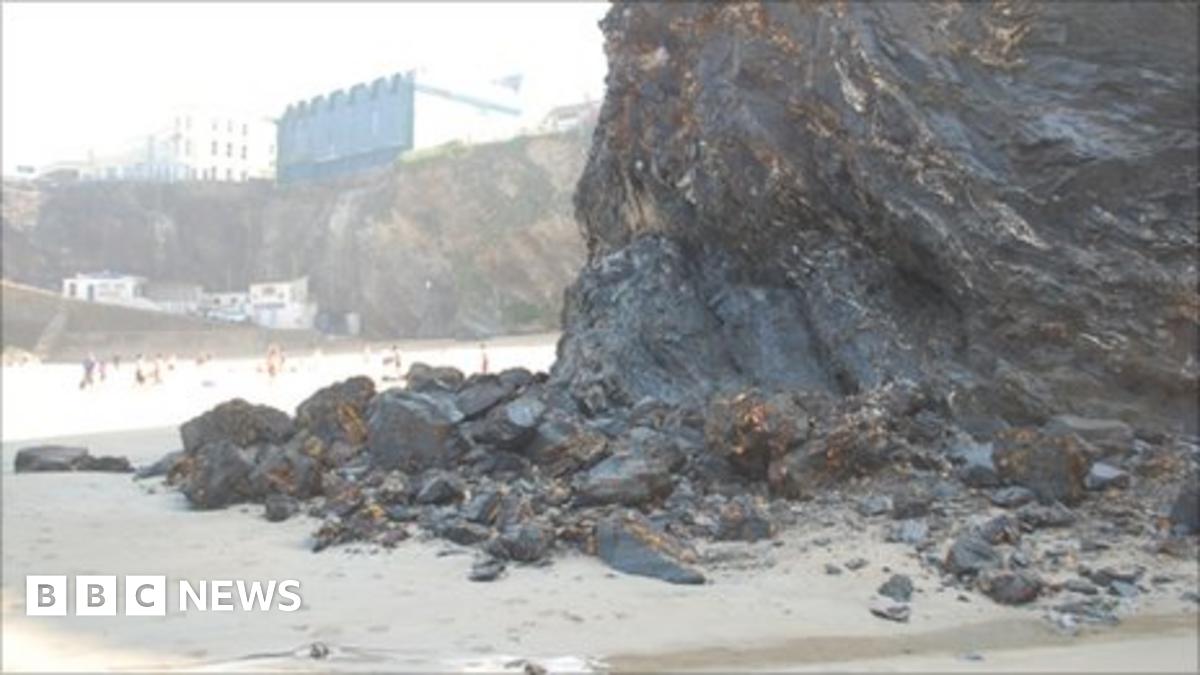 Cliff rocks fall on Newquay beach - BBC News