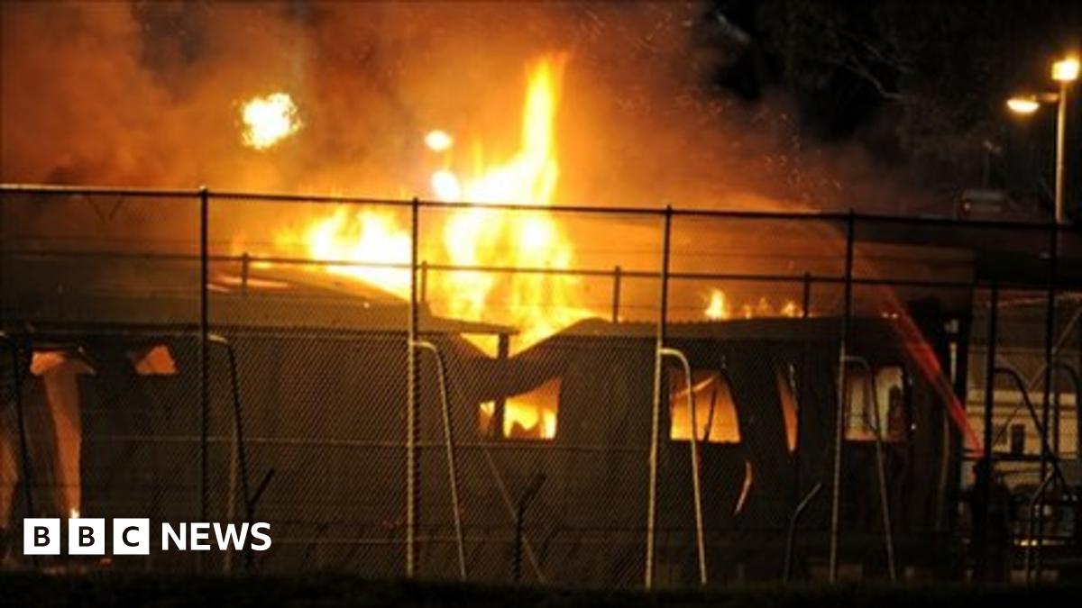 Rioters torch Australia asylum seeker detention centre - BBC News