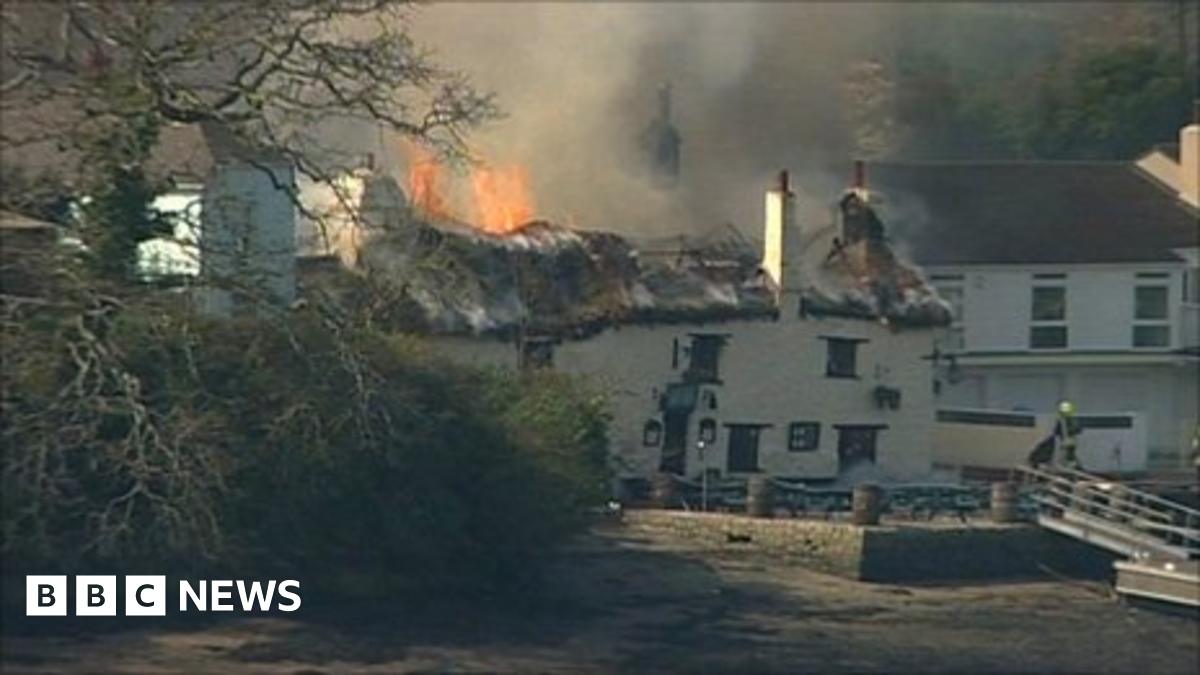 Christmas opening for fire-hit Pandora Inn in Cornwall - BBC News