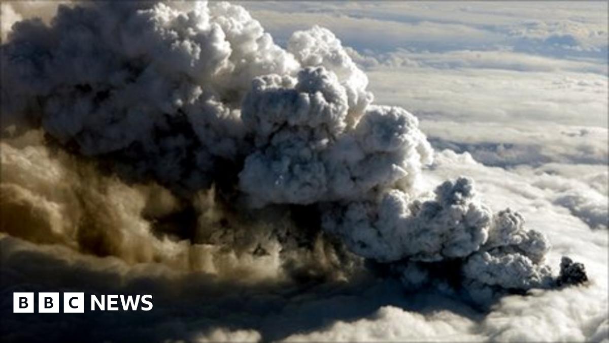 Volcanic ash air shutdown the 'right' decision - BBC News