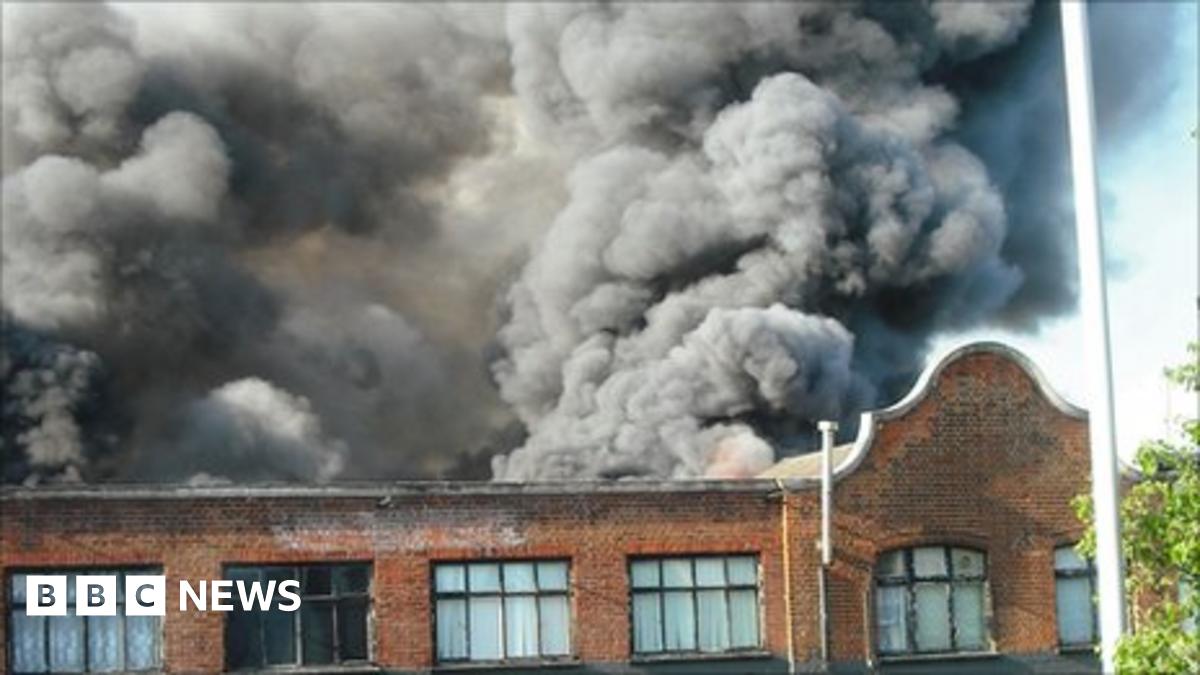 Walthamstow fire: Crews tackle 'large' warehouse blaze - BBC News