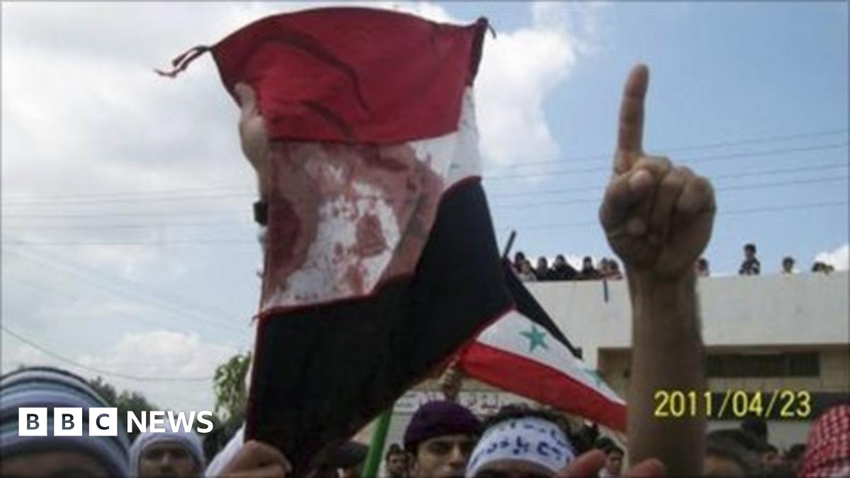 Syria protests: Security forces shoot at mourners - BBC News