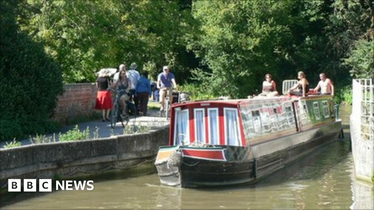 Stroud canal bridge due to open in June - BBC News