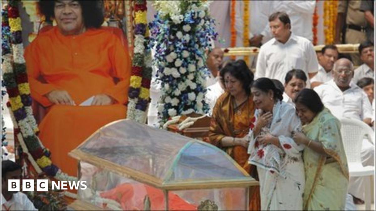 Sai Baba death: Mourners flock to Indian guru's ashram - BBC News