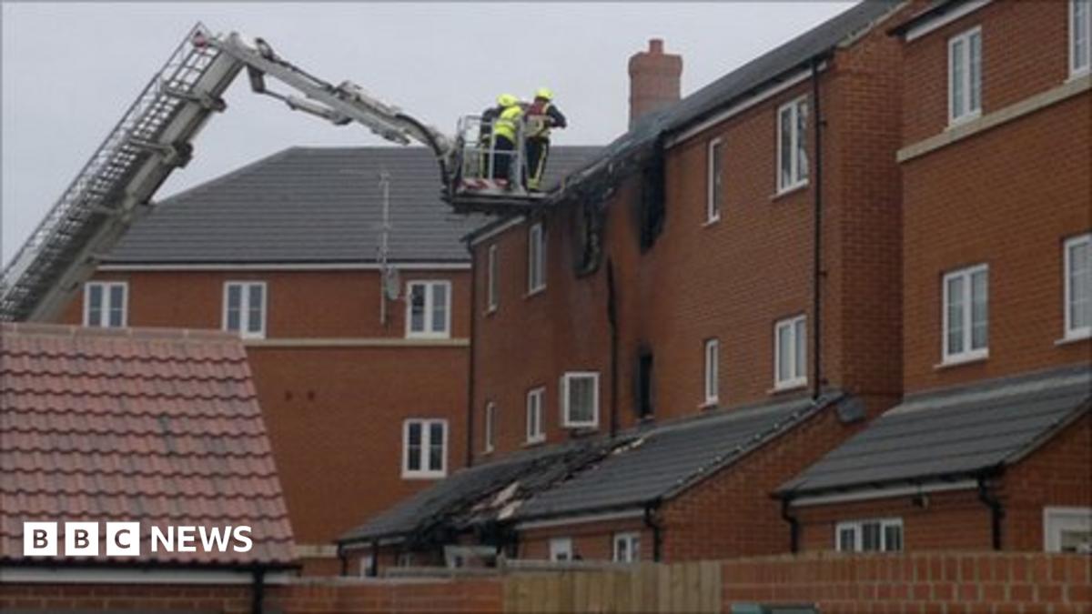 Family escape house fire in Devizes - BBC News