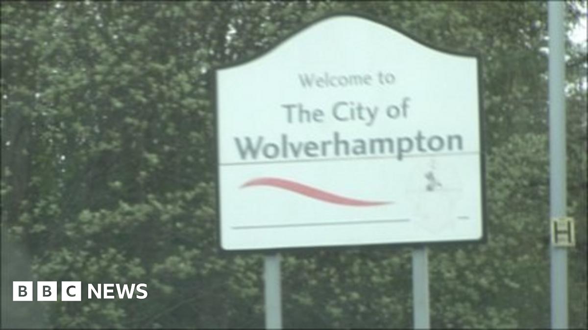 Youth workers tackling street crime in Wolverhampton - BBC News