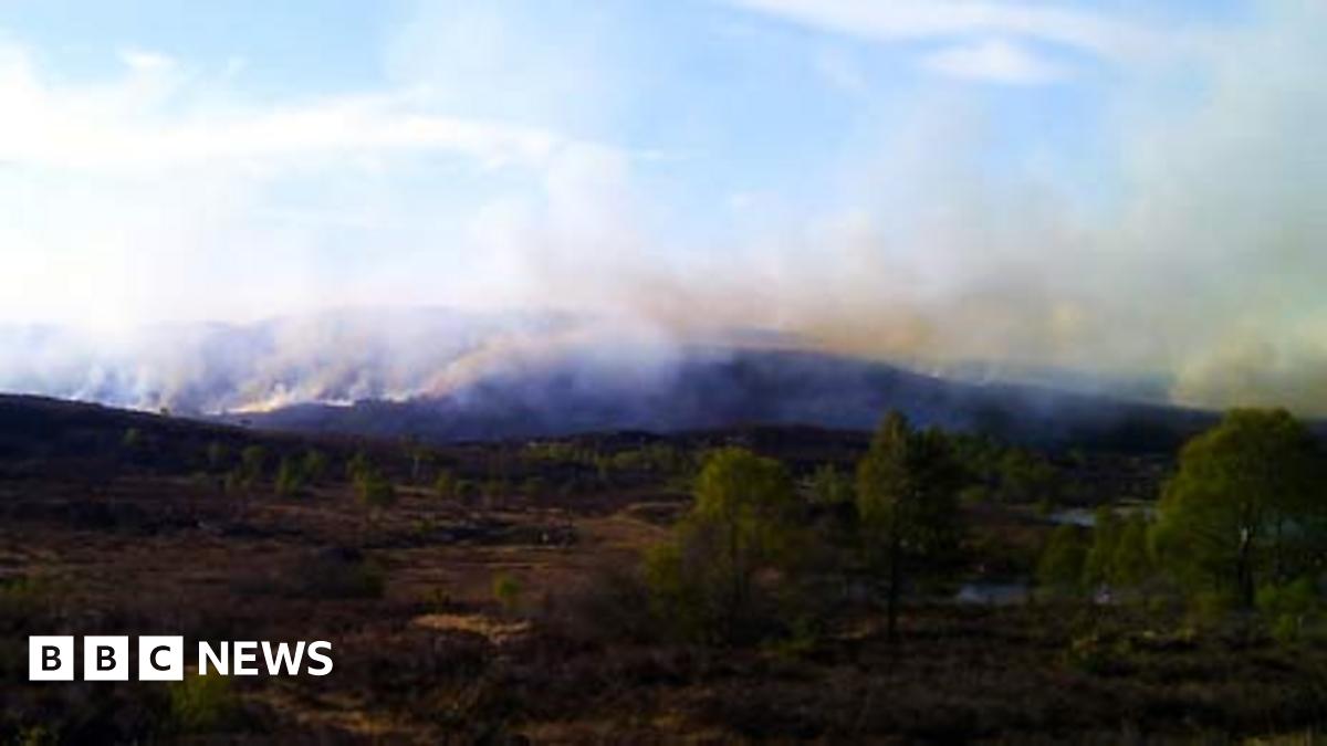 Crews tackling Drumnadrochit and Contin wild fires - BBC News