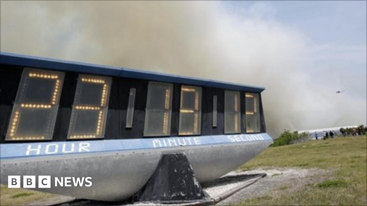 Kennedy fire no drama for shuttle Endeavour launch - BBC News