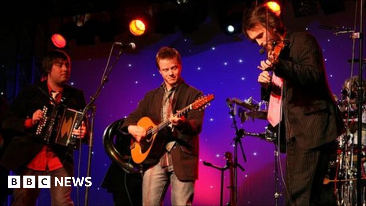 Bellowhead win Songlines world music award - BBC News