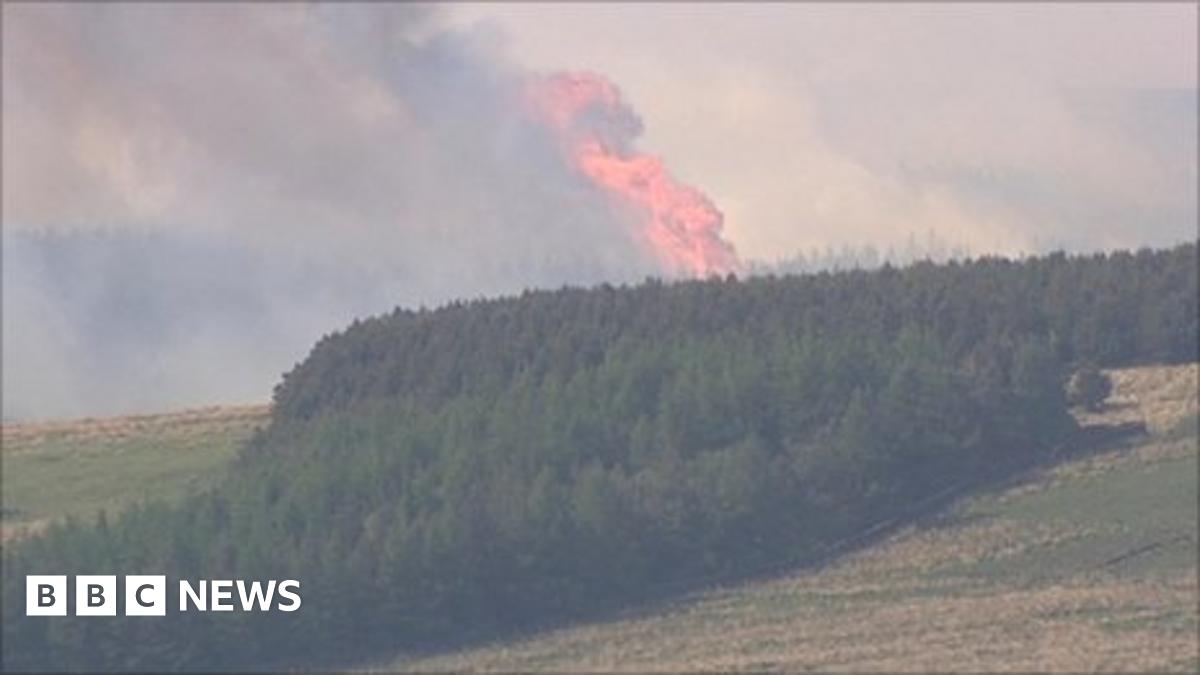 Fire 'covering miles' of moors above Bolton - BBC News