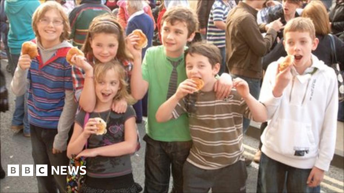 Abingdon celebrates royal wedding with bun throwing - BBC News