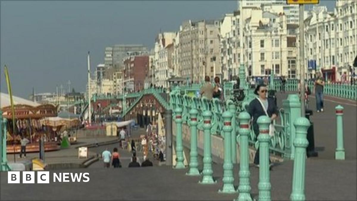 Arrests at anti-capitalist demonstration in Brighton - BBC News