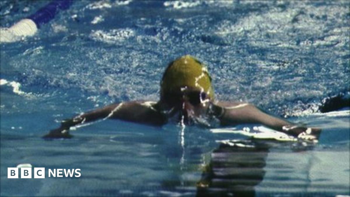 'Tremendous' support reopens Wotton-under-Edge pool - BBC News